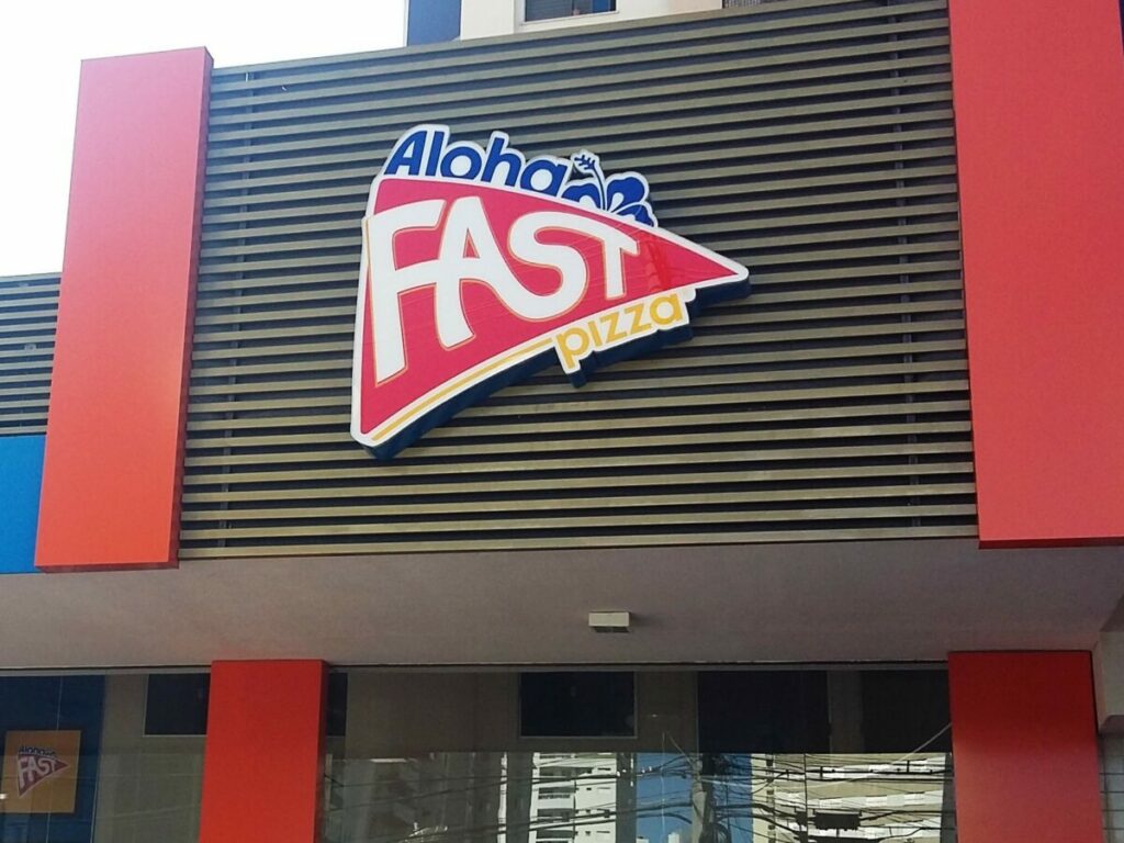 Fachada em ACM com Brise e Letra Caixa – Aloha Fast Pizza – Fachadas ...
